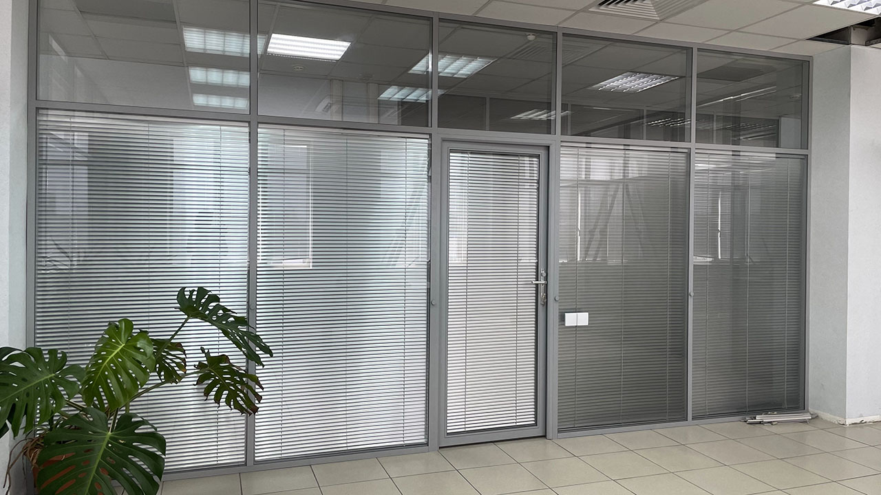 Перегородки и двери из стекла со встроенными жалюзи